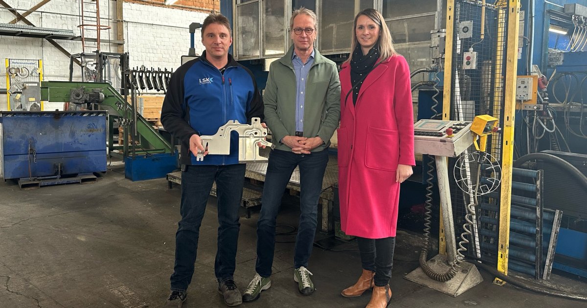 Bürgermeisterin Sina Massow besucht die LSK Stanz- und Presswerk Lindner GmbH | Gudensberger ...